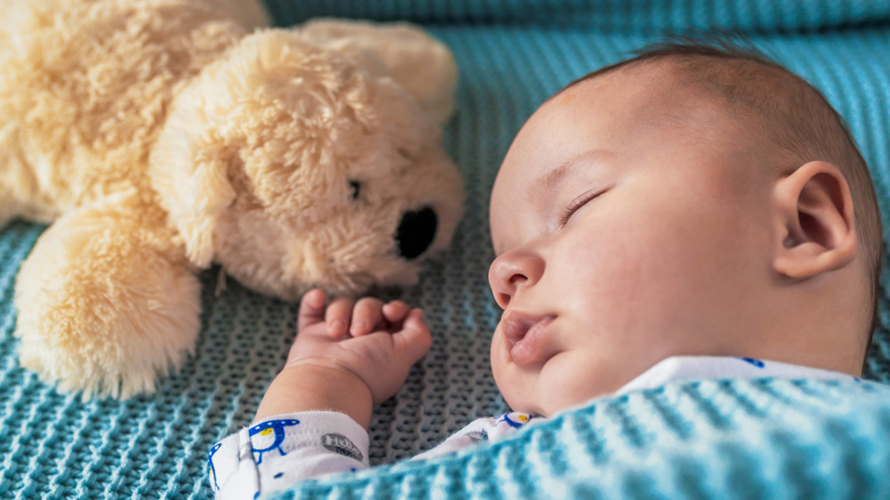 Bébé à tête plate (plagiocéphalie) : Symptômes, causes, traitement